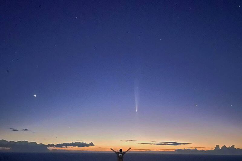 Stargazers capture ‘comet of the century’ soaring over Hawaii Stargazers capture ‘comet of the century’ soaring over Hawaii